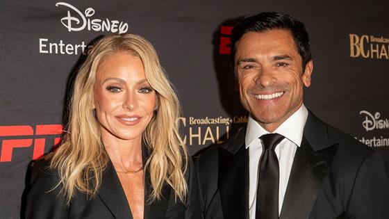 Kelly Ripa and Mark Consuelos Debate Not Giving Their Kids Christmas ...