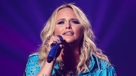 Miranda Lambert Stops Concert to Call Out Fans Taking Selfies