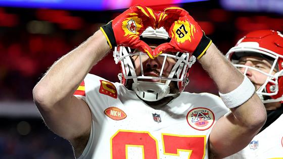 See Travis Kelce’s Sweet Message to Taylor Swift During NFL Game!