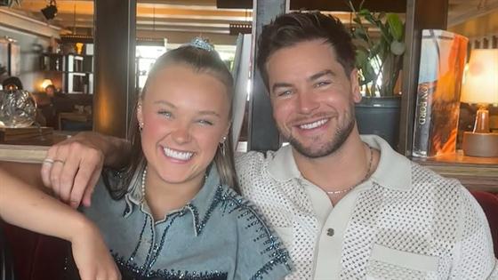 JoJo Siwa Asks Fans to Stop Taking Selfies with Boyfriend Chris Hughes ...