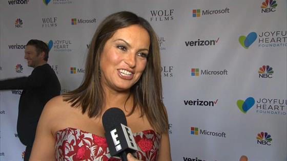 Mariska Hargitay Honors Biden At Joyful Revolution Gala E Online Ca