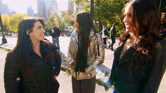 Nikki Invites Brie Bella to See the Bella Cheerleaders' Routine