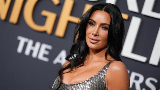 SNL 50: Chris Rock Crashes Kim Kardashian’s Red Carpet Interview for Major Shoutout