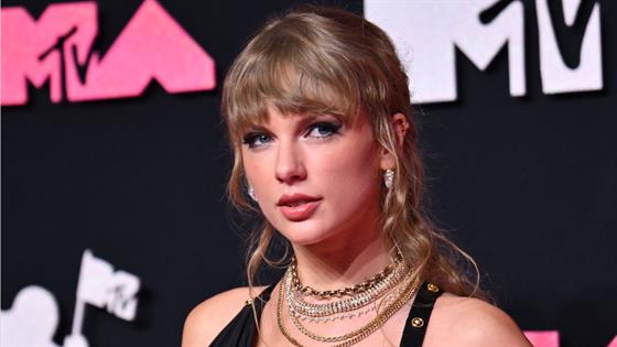 Taylor Swift Returns to Tour Stage After Death of Fan